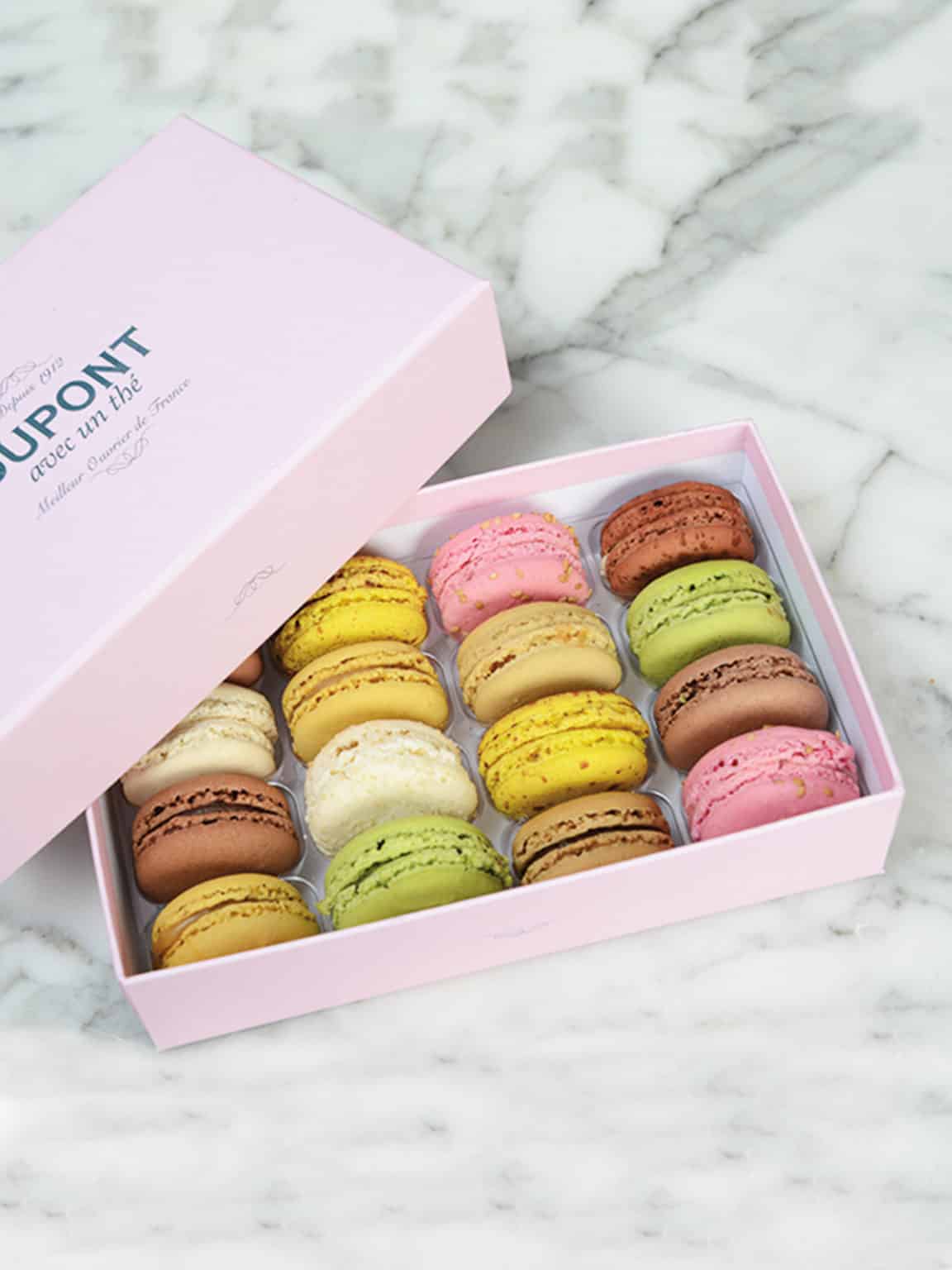 Achat Macaron classique - DUPONT avec un thé